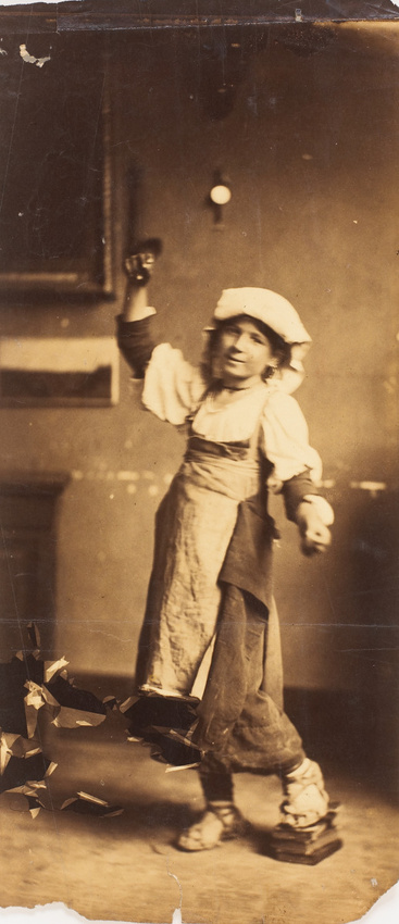 Jeune fille vêtue à l'italienne posant en danseuse de tarentelle ...