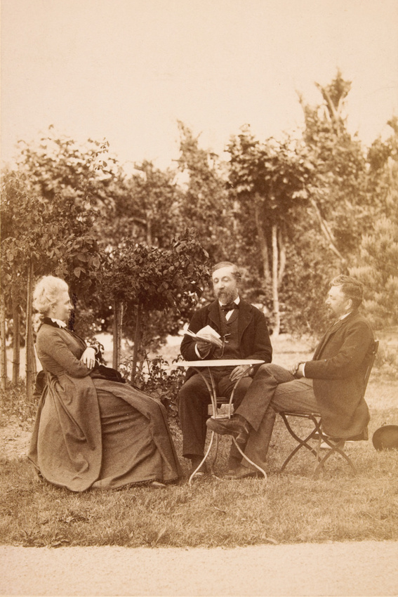 G. Eiffel, Mme Cahen et un homme barbu assis autour d'une table dans un ...