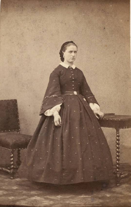 Marie Gaudelet debout, en pied - Anonyme | Musée d'Orsay