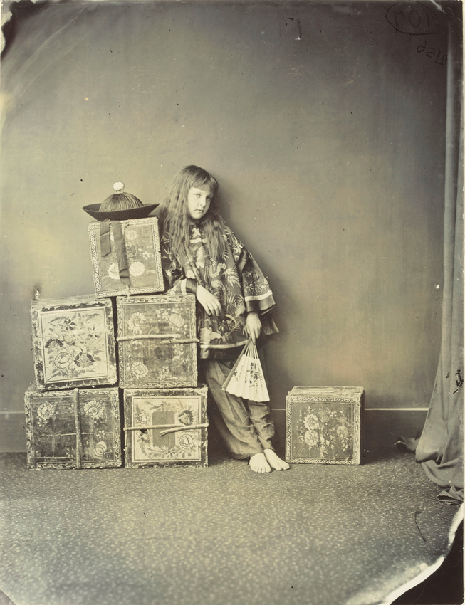 Alexandra (Xie) Kitchin posant en marchande de thé ("Off Duty") - Lewis ...