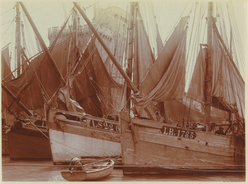 Voiliers et barque dans le port de La Rochelle - Charles Augustin ...