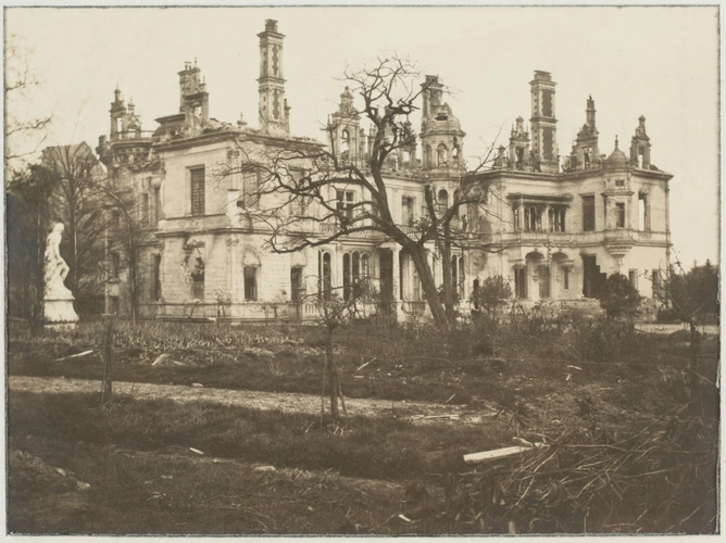 Le Jardin à la française et l'entrée principale du château de Soupir ...