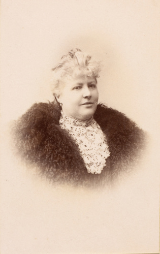 Léonie, épouse d'Auguste Ledru, frère d'Alice Lalique - Robert | Musée ...