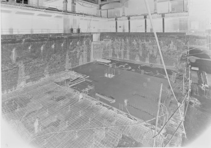 Construction du radier au fond de la nef - Jim Purcell | Musée d'Orsay