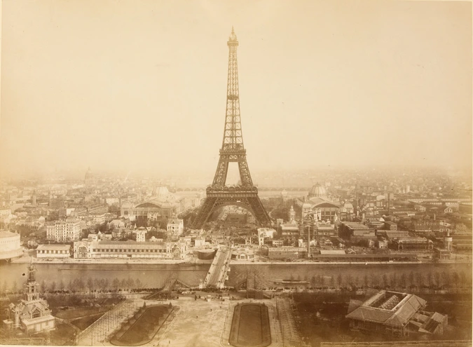 La Tour Eiffel pendant l'Exposition universelle de 1889. Au premier plan la Seine - Anonyme ...