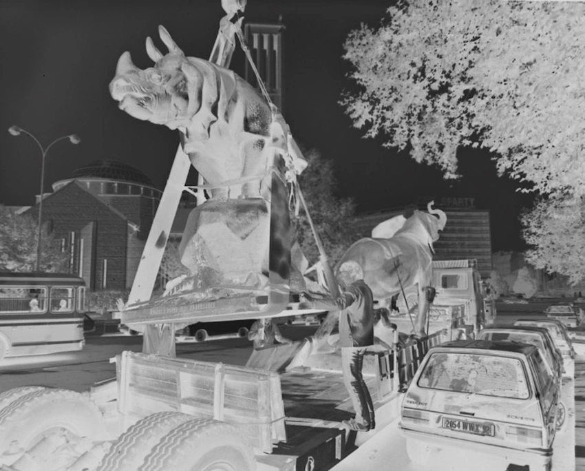 Transport des oeuvres de l'ancien Trocadéro tranférées porte de Saint ...