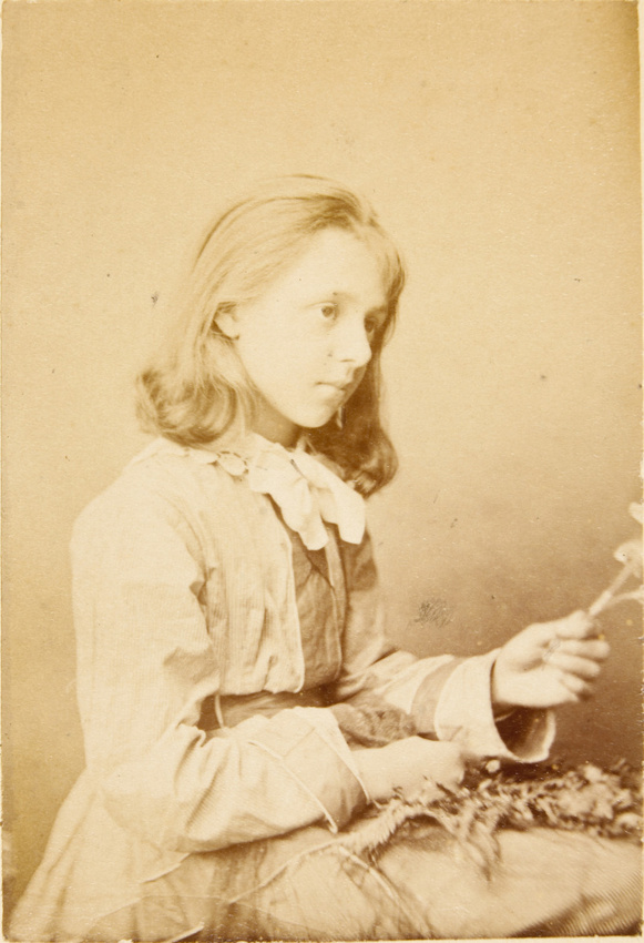 Laurence Alma-Tadema, à l'âge de douze ans, assise, de profil - Robert ...