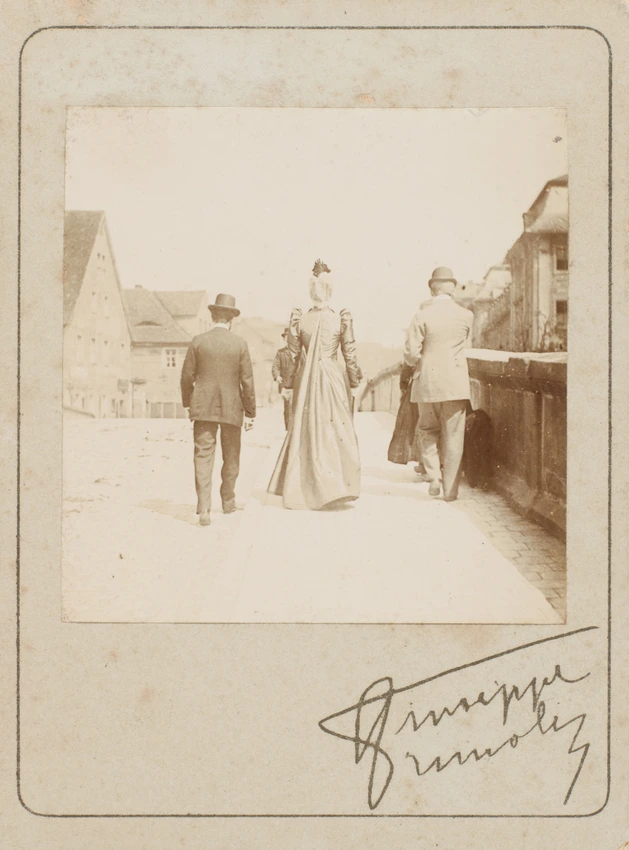 La Comtesse Greffulhe, une femme et trois hommes sur un pont (Gotha ...